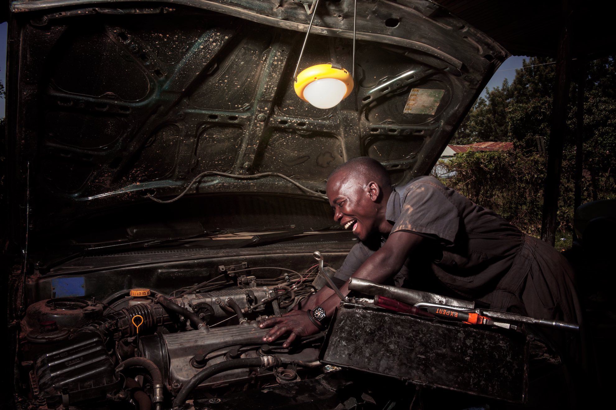 Sun King Pro 400 Solar-Powered Lamp - Jejetu